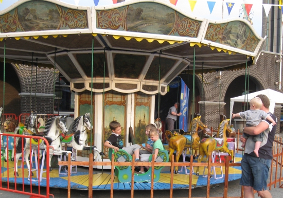 paardenmolen oude stijl | foto's | Luchtbal Volkskermis | bewonersgroepen | INABUURT.BE